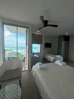 Quarto Triplo Familiar, vista para o mar | Cofre no quarto, secretária 