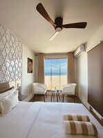 Quarto Duplo Deluxe, vista para o mar | Cofre no quarto, secretária 