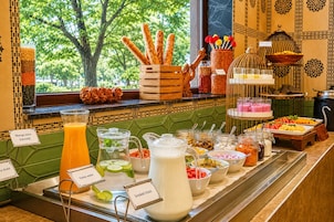 Café da manhã com buffet grátis todos os dias