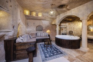 King Suite With Turkish Bath | Sala de estar | Smart TV de 43 polegadas com canais via satélite 