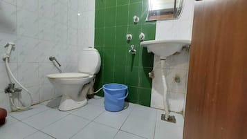 Chuveiro, chuveiro com efeito de chuva, produtos de toalete grátis
