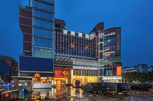 Fachada da propriedade à noite