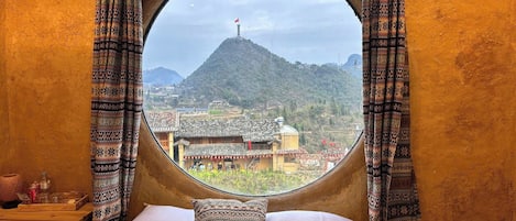 Quarto Duplo, vista para a montanha | Secretária, Wi-fi grátis, roupa de cama fornecida