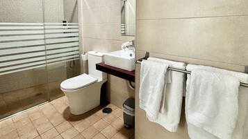 Quarto Twin, 2 camas individuais | Casa de banho | Um secador de cabelo, toalhas fornecidas, sabão, champô