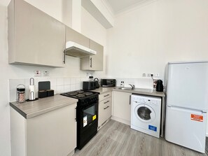 Apartamento | Cozinha privada | Um frigorífico, um micro-ondas, um forno, uma placa de cozinha 