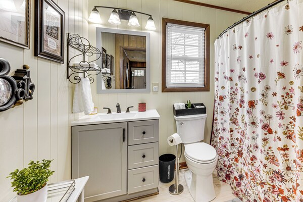 Yellow Home In Lineville On 2 Acres W/ Pool Access - Cheaha State Park, Delta