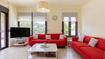 Villa, 2 quartos, vista para o jardim | Sala de estar | Smart TV de 55 polegadas com canais digitais