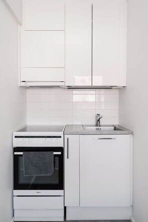 Apartamento Básico, vista para o pátio | Cozinha privada | Minifrigorífico, um micro-ondas, um forno, uma placa de cozinha