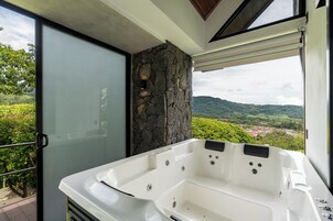 Chalé Premium, várias camas, varanda, vista para a colina | Casa de banho | Um polibã, toalhas fornecidas, sabão, champô