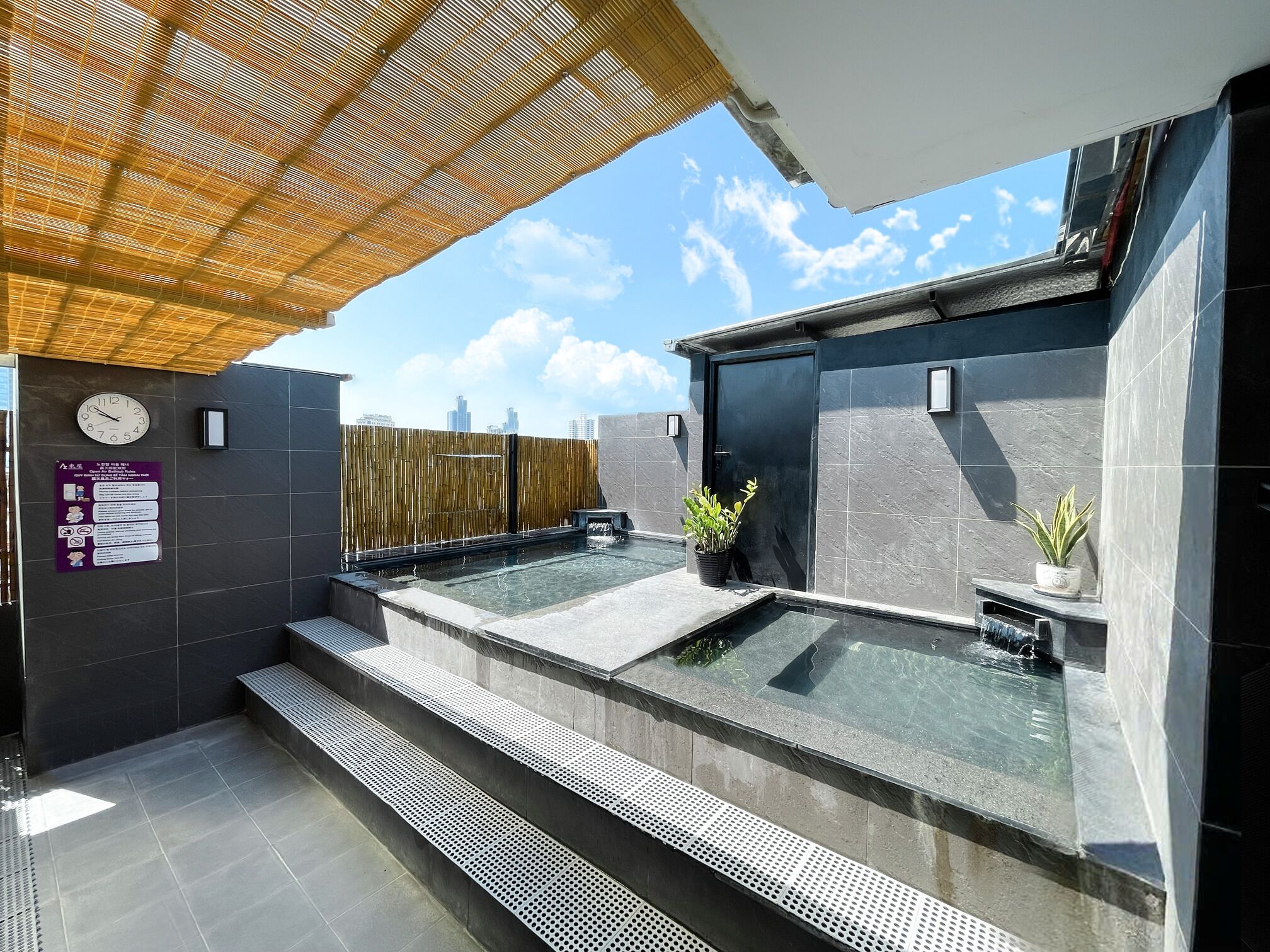 Um secador de cabelo, chinelos, um bidé, toalhas fornecidas 