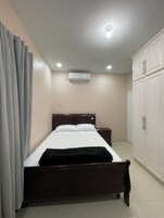 Apartamento superior, vista para o pátio | 1 quarto, escrivaninha, espaço de trabalho para notebook