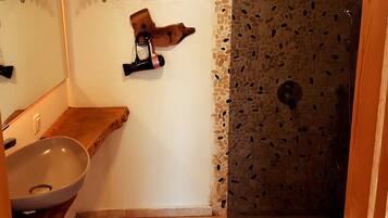 Bungalow Standard, vista para a praia | Casa de banho | Um polibã, um secador de cabelo, toalhas fornecidas, sabão