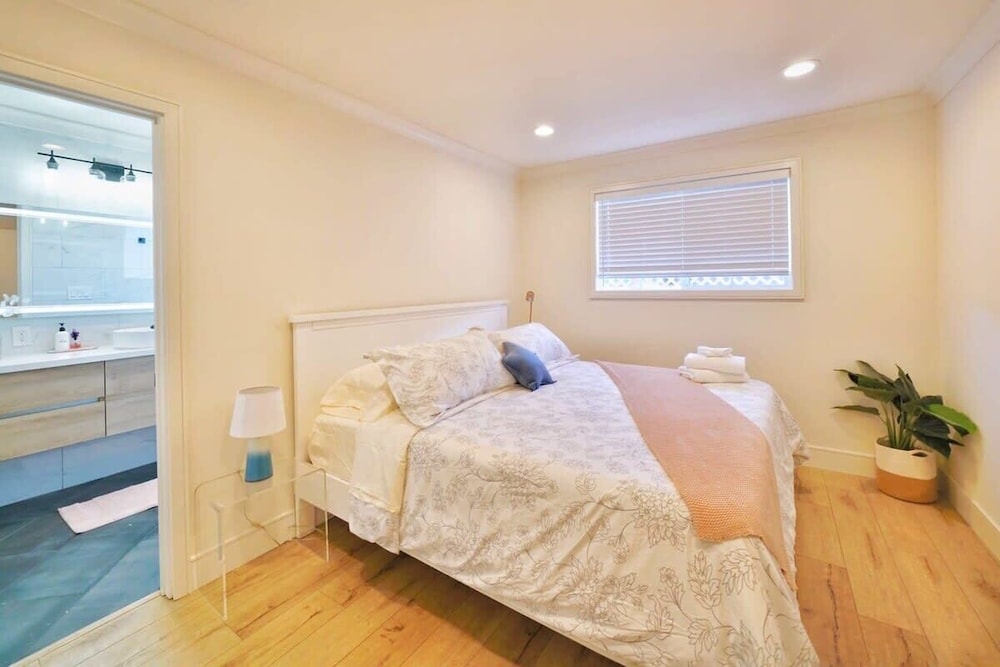 @ Marbella Lane - Vibrant 4br Rwc Ldry + P - San Mateo, CA