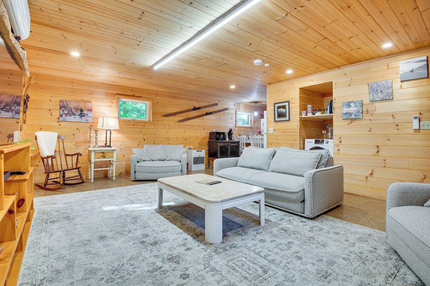 Hiking & Snowmobile Trails On-site: Alton Retreat! - Lake Winnipesaukee, NH