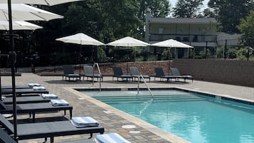 Piscina externa, funciona das 9h às 20h, guarda-sóis, espreguiçadeiras