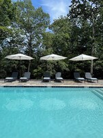 Piscina externa, funciona das 9h às 20h, guarda-sóis, espreguiçadeiras