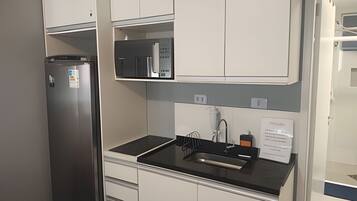 Suíte | Cozinha privada | Refrigerador em uma área comum, micro-ondas, fogão, torradeira