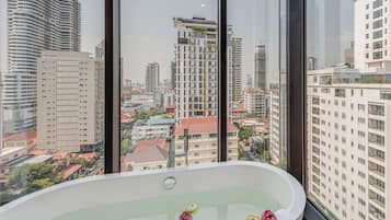 Two Bedroom Apartment | Banheiro | Produtos de toalete biodegradáveis, secador de cabelo, roupões de banho