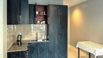 Quarto Deluxe, cozinha, Vista para a cidade | Kitchenette privada | Um micro-ondas (a pedido), uma chaleira elétrica