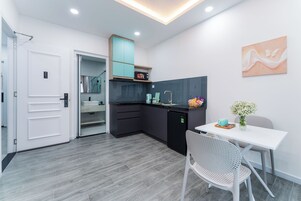 Quarto duplo, 1 cama Queen, cozinha, ao lado da praia | Área de estar | TV