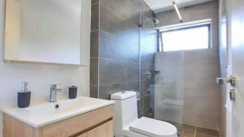 Toalhas fornecidas, sabão, papel higiénico