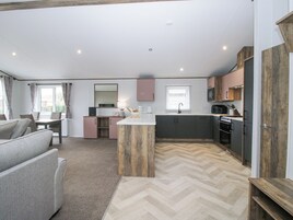 Uma máquina de lavar louça, utensílios de cozinha 