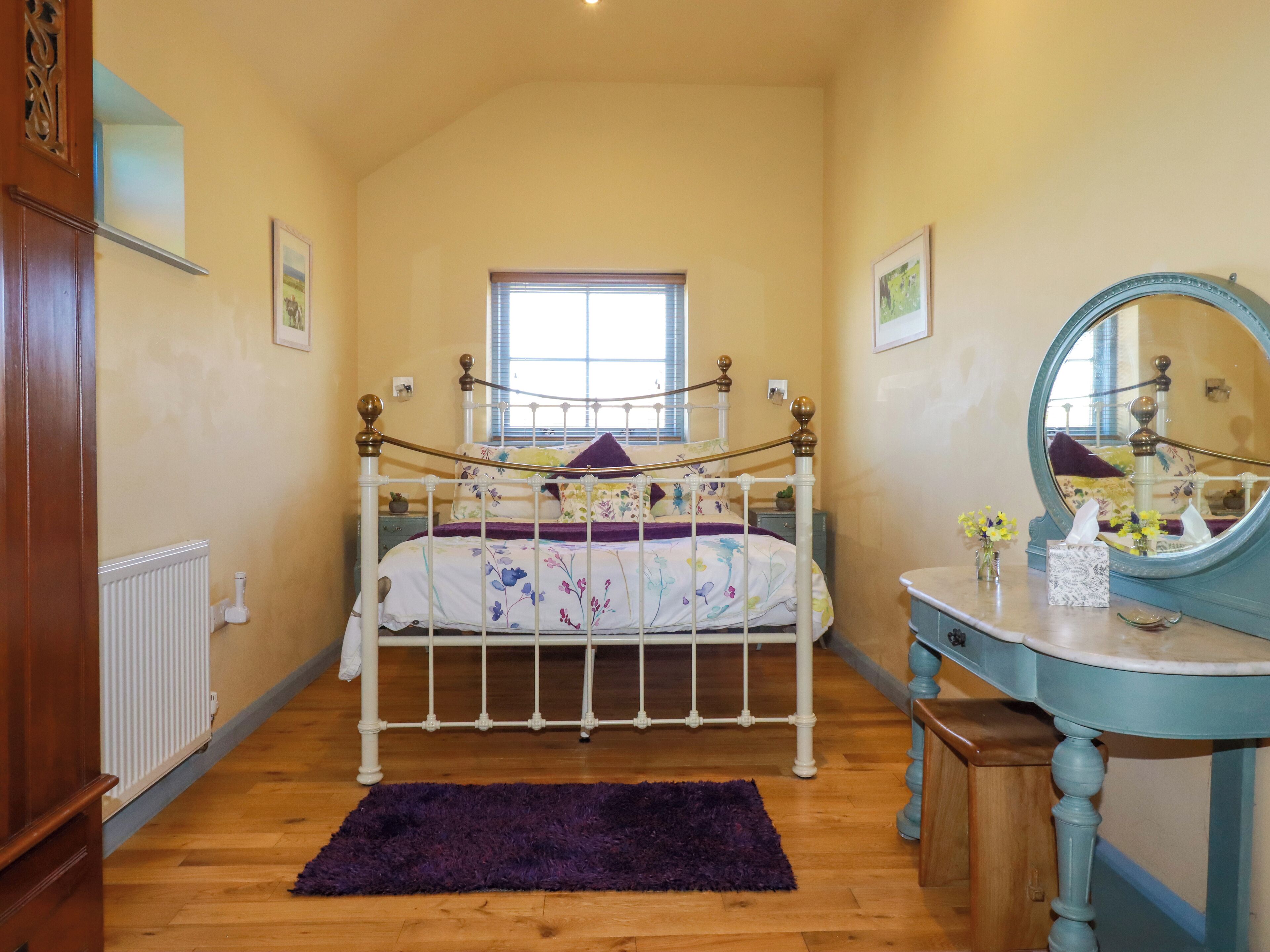 1 quarto, com decoração personalizada, com mobília individualizada 