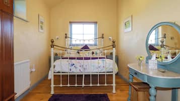 1 quarto, com decoração personalizada, com mobília individualizada