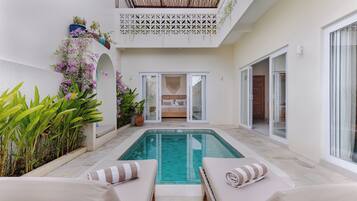 Terraço com espreguiçadeiras