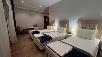 Quarto Triplo Standard | Secretária, secretária adequada para computadores portáteis