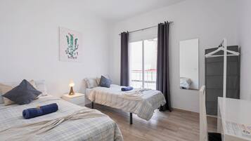 Quarto Duplo Standard, Vista para a cidade | Edredões de penas, camas de colchão viscoelástico, secretária