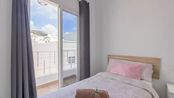 Quarto Duplo Standard, Vista para a cidade | Edredões de penas, camas de colchão viscoelástico, secretária