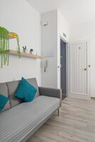 Um frigorífico/congelador grande, um micro-ondas, uma placa de cozinha 