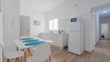 Um frigorífico/congelador grande, um micro-ondas, uma placa de cozinha