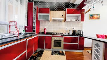 Apartamento Standard, varanda, vista para a praia | Cozinha privada | Um frigorífico/congelador grande, um micro-ondas, um forno