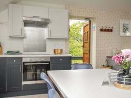 Casa de Campo | Cozinha privada | Um frigorífico, um micro-ondas, uma máquina de lavar louça 
