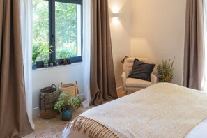 Apartamento Premium, cozinha, vista para o pátio | Roupa de alta qualidade, camas de colchão viscoelástico, secretária