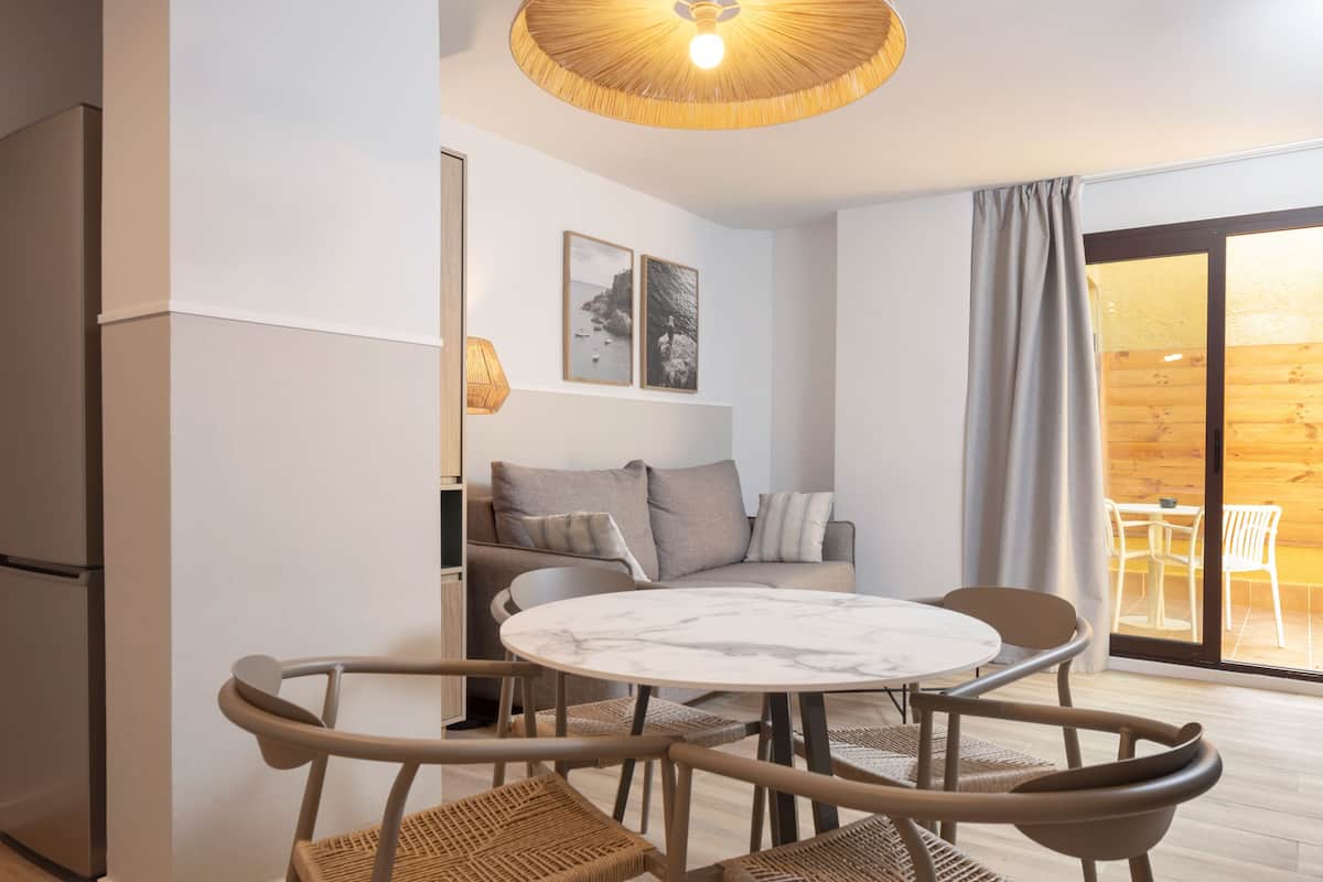 Apartamento standard, 1 quarto | Área de estar
