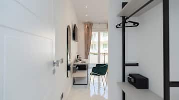 Quarto Deluxe, varanda, vista para o mar | Cofre no quarto, secretária, Wi-fi grátis