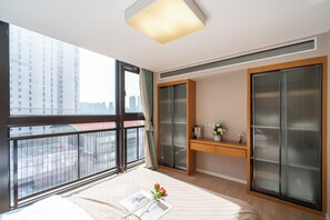 Apartamento, várias camas | Sala de estar | Televisor de 55 polegadas com canais por cabo 