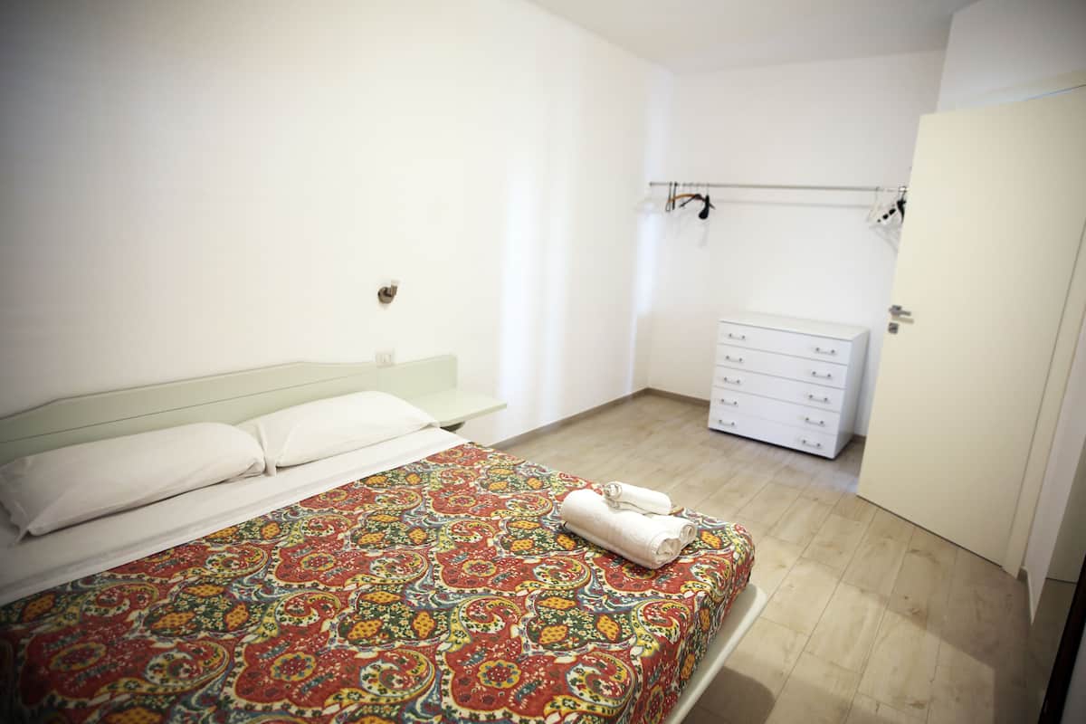 Apartamento Superior, 1 cama de casal e sofá-cama | 1 quarto, berços/camas para crianças, roupa de cama fornecida