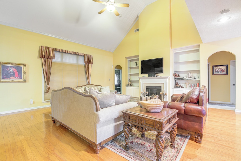 Family-friendly Gem W/ Home Office In Memphis - Germantown, TN