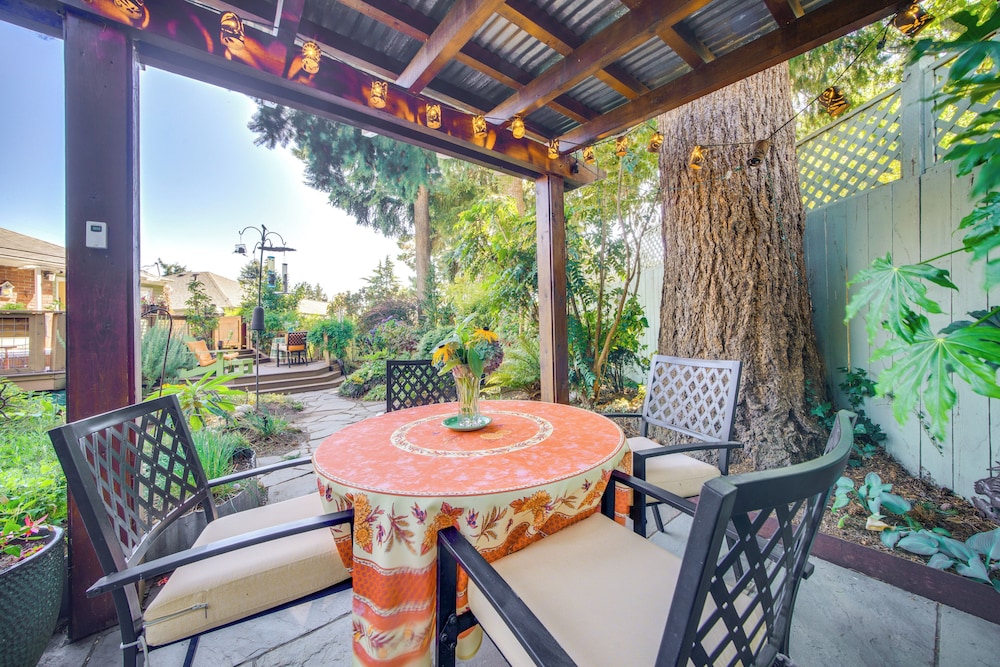 6 Mi To Dtwn Seattle: Walkable Home W/ Hot Tub - Seattle, WA