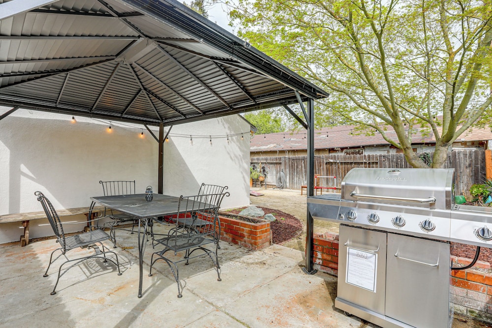 Fire Pit & Yard Games: Inviting Clarksburg Cottage - Elk Grove