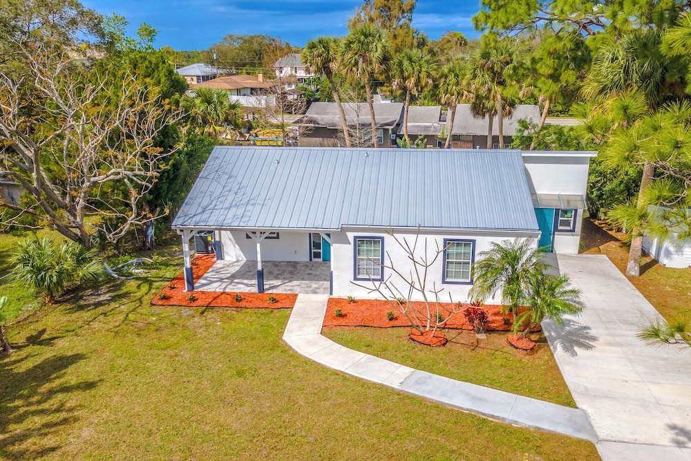 Fishing Paradise: Lake Poinsett Home W/ Deck! - Cocoa, FL