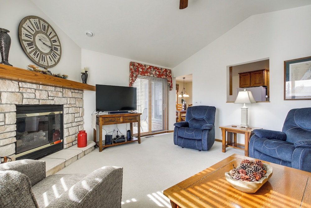 'Pattie's Other Place' - Indoor Pool Access! - Egg Harbor, WI