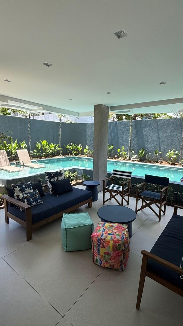 Piscina exterior, espreguiçadeiras 