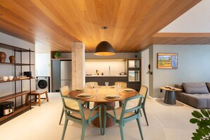 Apartamento Deluxe | Cozinha privada | Um frigorífico/congelador grande, um micro-ondas, um forno 