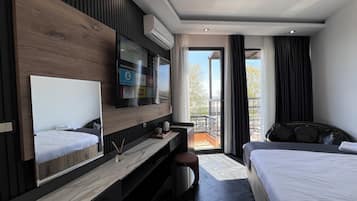 Quarto Duplo de Luxo, vista para o mar | Secretária, cortinas/cortinados opacos, ferro/tábua de engomar