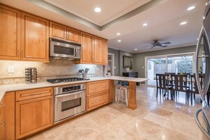 Casa (4 Bedrooms) | Cozinha privada | Um micro-ondas, um forno, uma cafeteira/bule, uma chaleira elétrica 